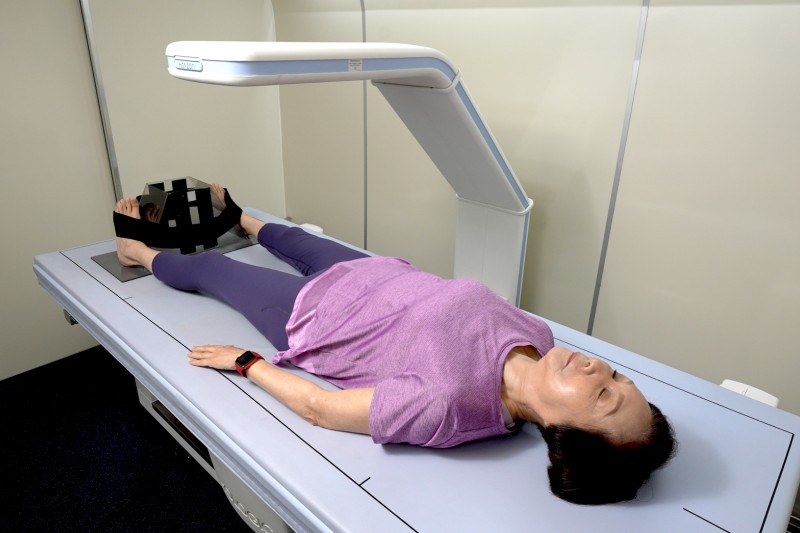 別讓沉默的殺手「骨質疏鬆症」扼殺母親的美麗！DXA骨密度檢測：讓媽媽的健康美到「骨質」裡-風傳媒