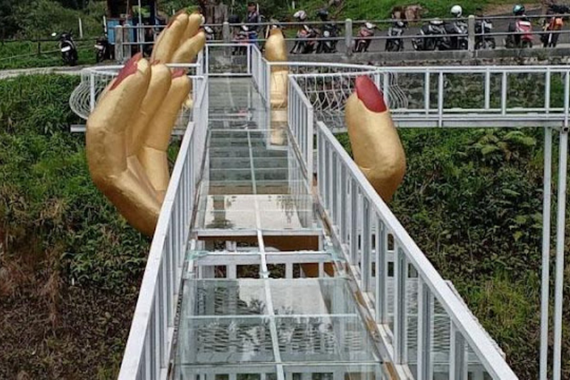 玻璃橋突然碎裂！橋上遊客「墜下15公尺」1死3傷 驚悚畫面瘋傳-風傳媒