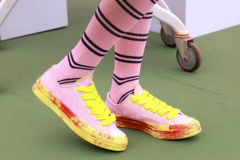 球場上的青春時尚碰撞｜CONVERSE 攜手周董潮流品牌 PHANTACi 打造全新粉黃亮眼鞋履 | 1% Style