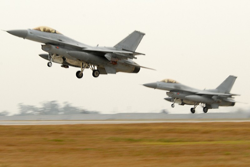 飛行員輸入錯誤攻擊座標！南韓KF-16戰機誤炸京畿道住宅區，8枚炸彈落地釀29傷-風傳媒